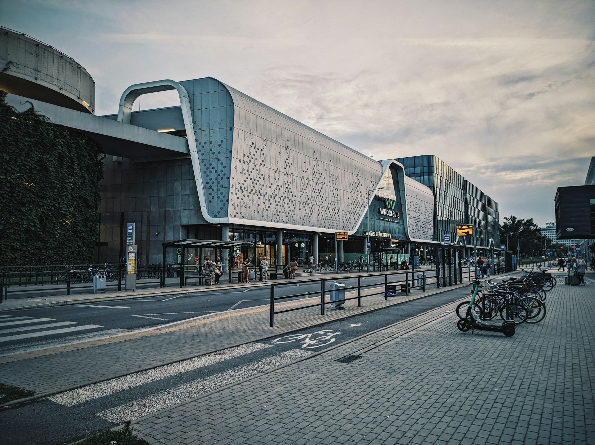 eSIM & sim card Haikou HAK airport: Instant Internet – Simify